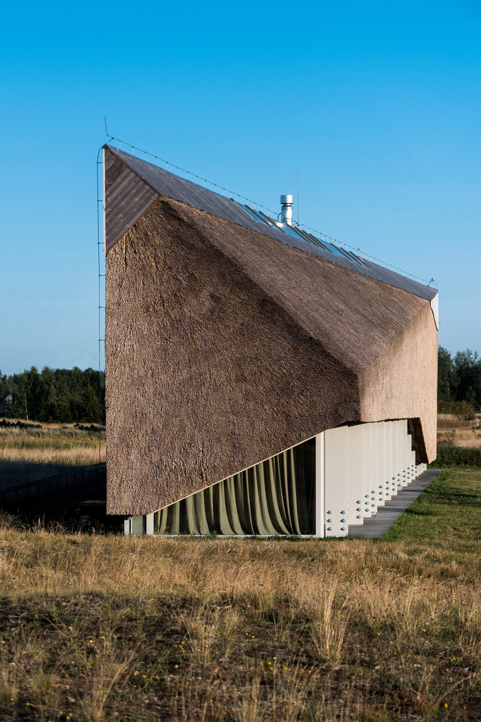O casă de vacanţă cu acoperiş sculptural din stuf