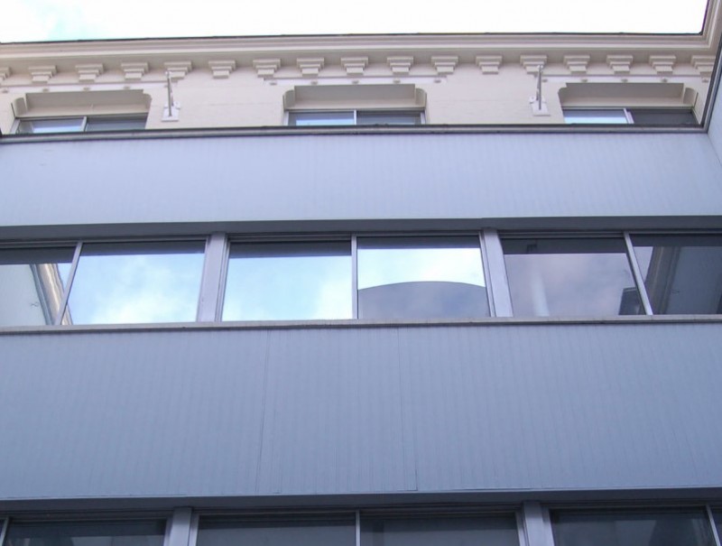 Fatada cu elemente din lemn, design modern pentru o cladire din sec. al ...