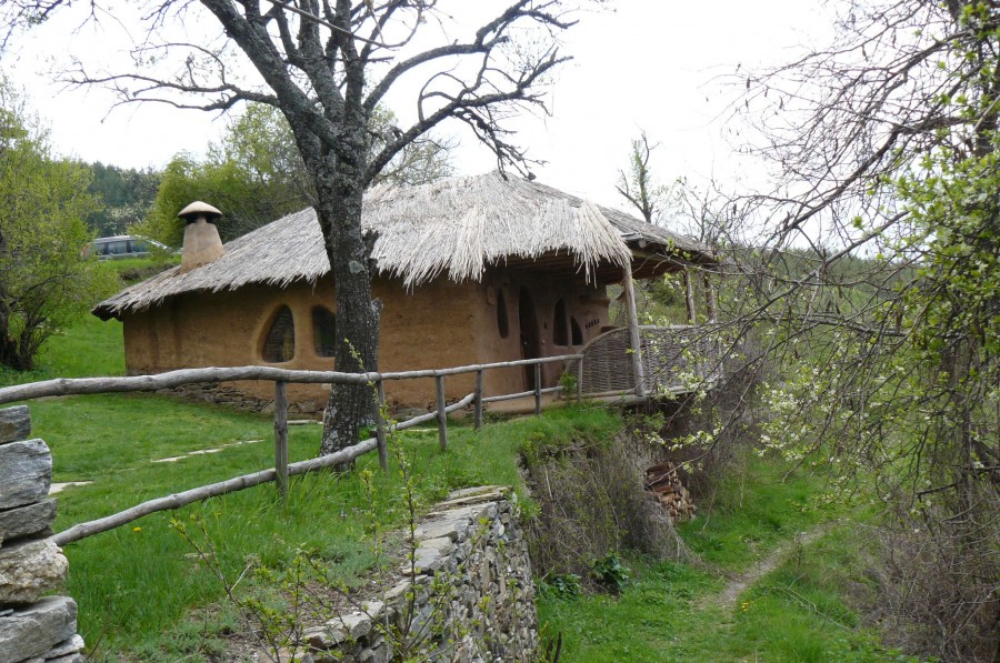 Materiale traditionale pentru case simple si durabile