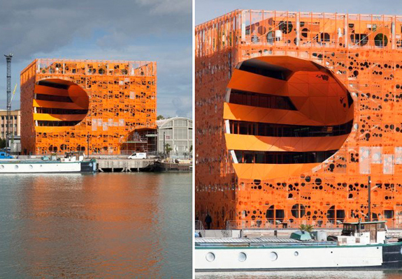 Cladire de birouri si showroom la Lyon, impachetata intr-un cub portocaliu