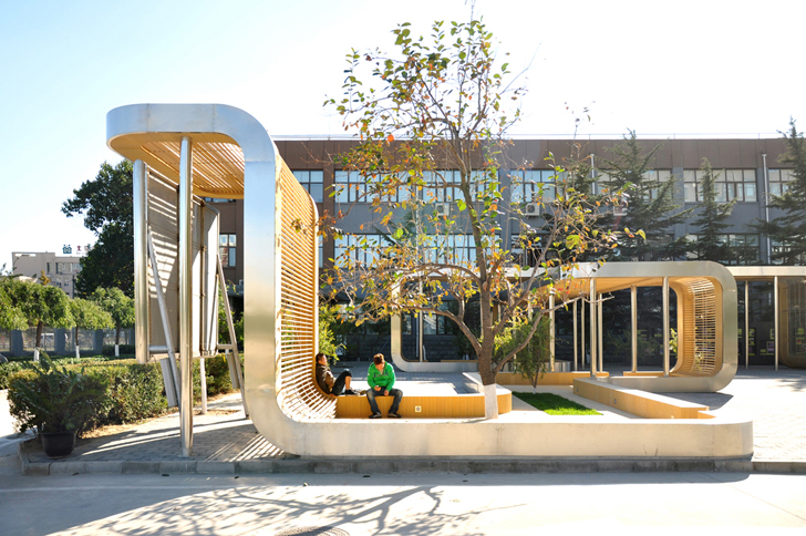 Un pavilion cu forme serpuite in curtea unei scoli din Beijing