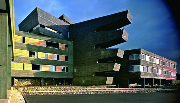 Scoala spaniola cu design impresionat dar care respecta imprejurimile ...